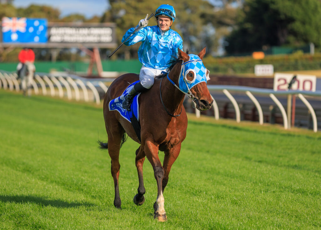 Cartwright rides treble at Sandown | Just Horse Racing