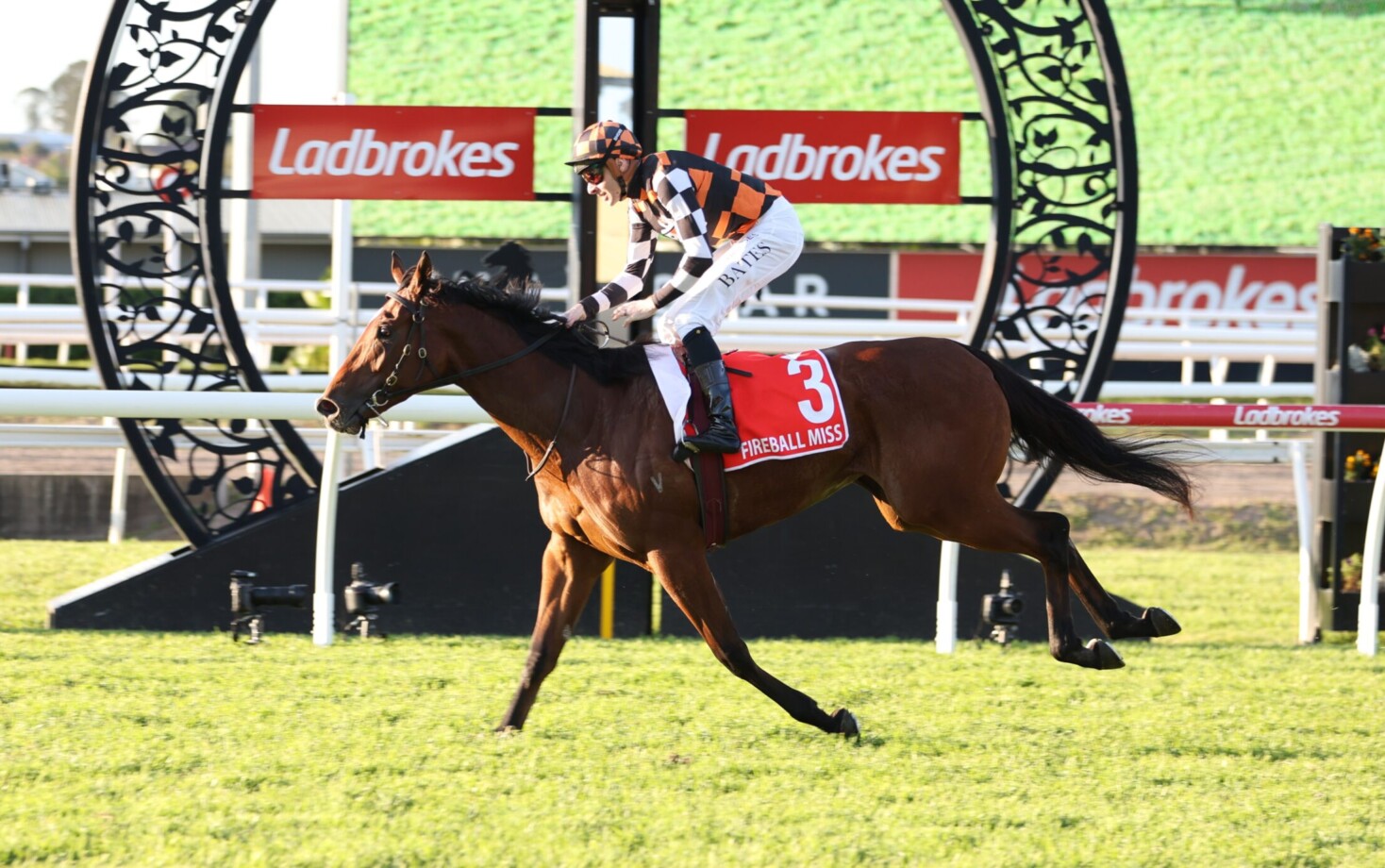 Fireball Miss lights up the Queensland Oaks | Just Horse Racing